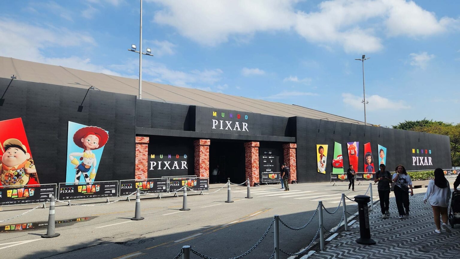 Mundo Pixar em São Paulo: Uma Viagem Inesquecível pelo Universo da ...